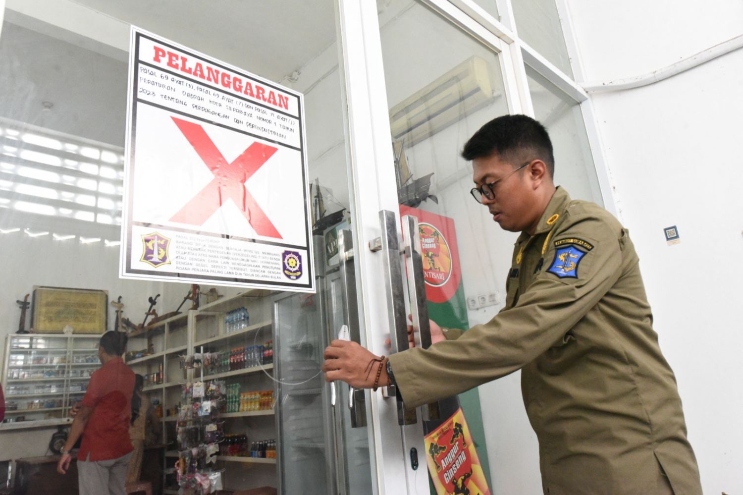 Jual Mihol Tanpa Izin, Toko di Surabaya Disegel Satpol PP | prapanca.id